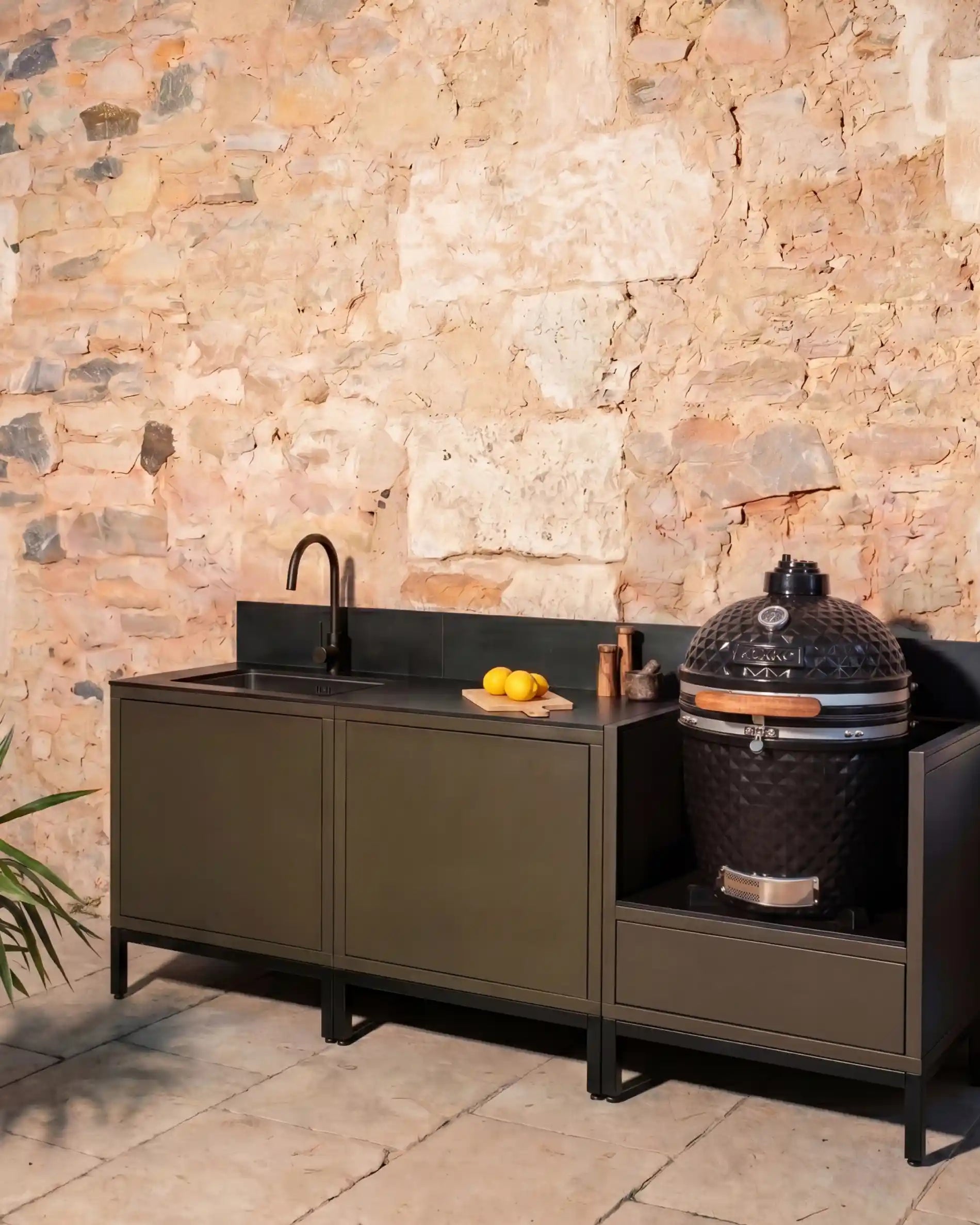 Buitenkeuken voor kamado met spoelbak – Kokko